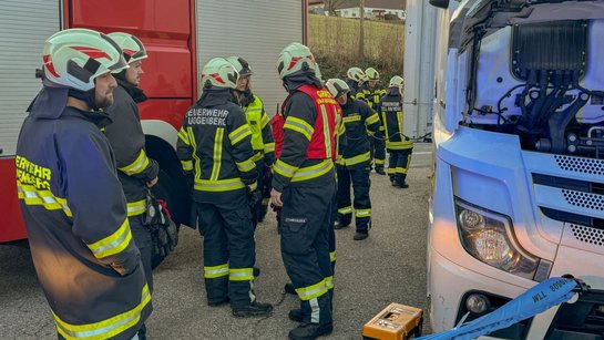 Zell am Moos: LKW blockiert halbe Bundesstraße im Frühverkehr - Bezirk ...