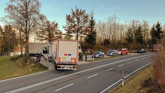 Zell am Moos: LKW blockiert halbe Bundesstraße im Frühverkehr - Bezirk ...