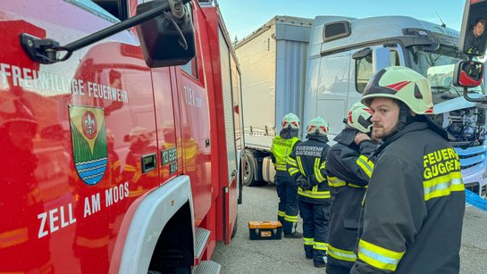Zell am Moos: LKW blockiert halbe Bundesstraße im Frühverkehr - Bezirk ...