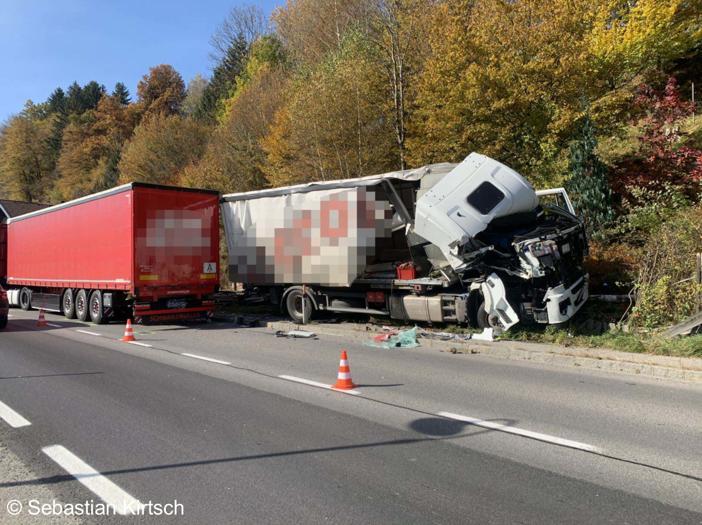 Verkehrsunfall mit zwei LKW und einem PKW - Bezirk Voecklabruck